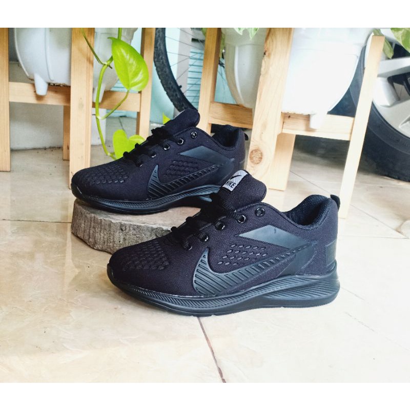 Jual Sepatu Sneakers Sekolah Olahraga Pria Wanita Hitam | Shopee Indonesia