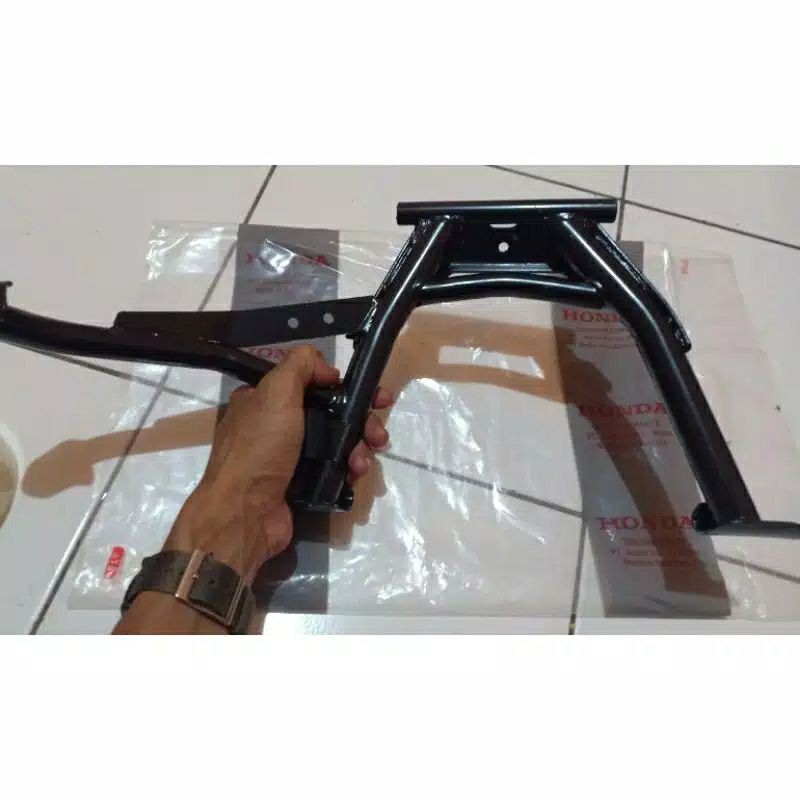 Jual Standar Tengah Standar Dua Jagang Tengah Main Stand Vario 125 old 125 150 LED ORIGINAL ...