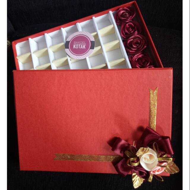 Jual BOX COKLAT/GIFTBOX/ KOTAK COKLAT sekat 30 plus BUNGA | Shopee ...