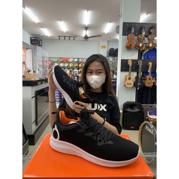 Jual Sepatu Sneakers / Running ORTUSEIGHT Phyton (Black/White) | Shopee ...