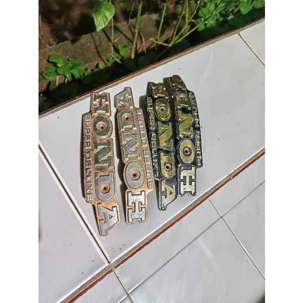 Jual Logo tangki gl100 emblem tangki cepek original copotan | Shopee ...