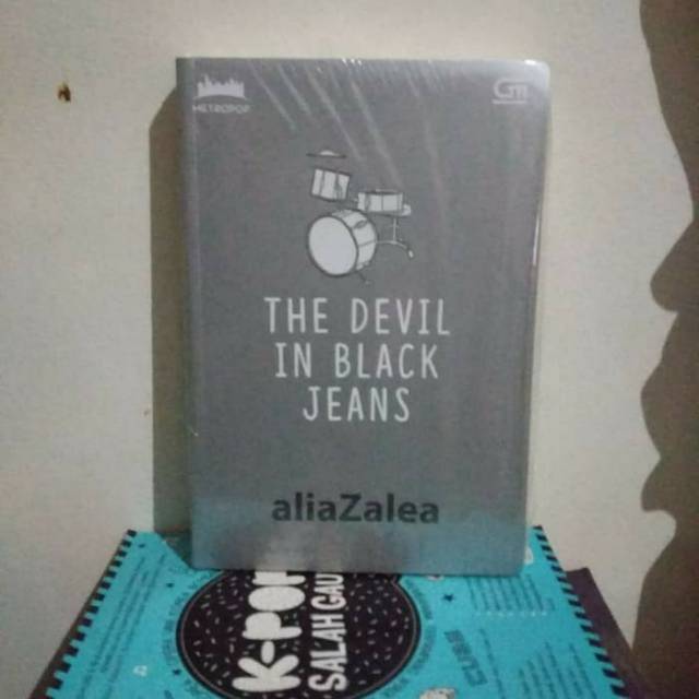 Jual BUKU ORIGINAL THE DEVIL IN BLACK JEANS | Shopee Indonesia