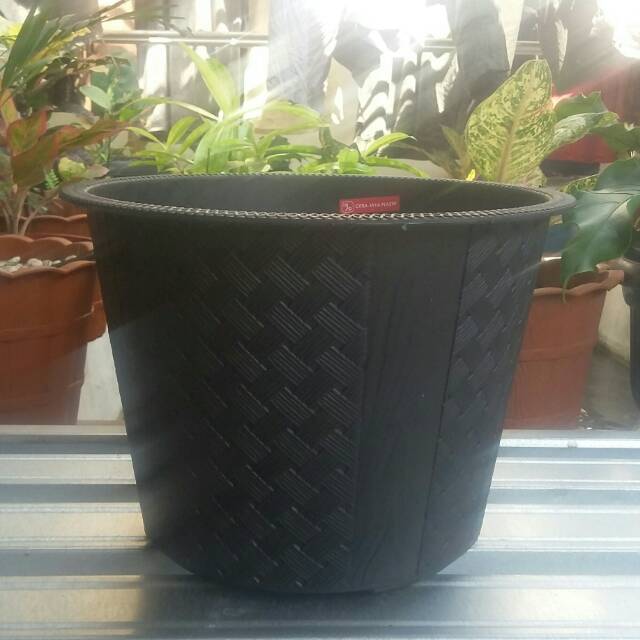 Jual POT TANAMAN PLASTIK ANYAM 30CM POT BUNGA MOTIF ANYAM 30 CM HITAM ...