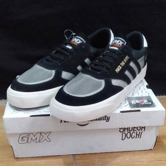 Jual Sepatu Geoff Max x Dochi Sadega black and white | Shopee Indonesia