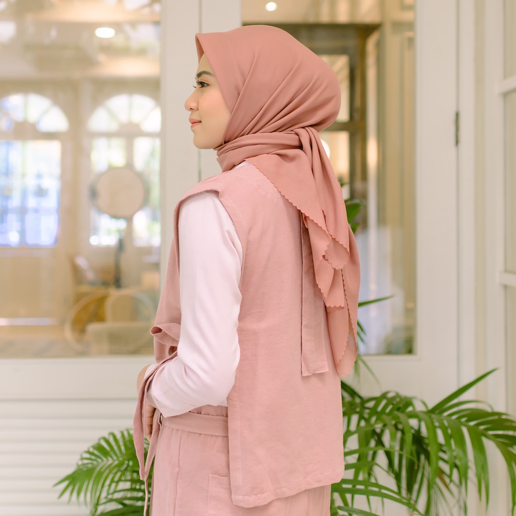 Jual Lozy Hijab - Kumi Vest (Atasan Rompi Linen Wanita) | Shopee Indonesia