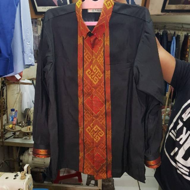 Jual Baru Kemeja Tenun Baron Hitam Polos Motif Toraja | Shopee Indonesia