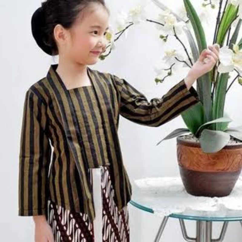 Jual Kebaya Lurik Anak-Setelan Kebaya Lurik Anak-Baju Lurik Anak SD | Shopee Indonesia