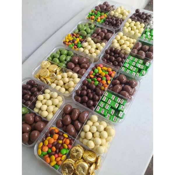 Jual Coklat butir yang dikemas dalam toples sekat 4 G | Shopee Indonesia
