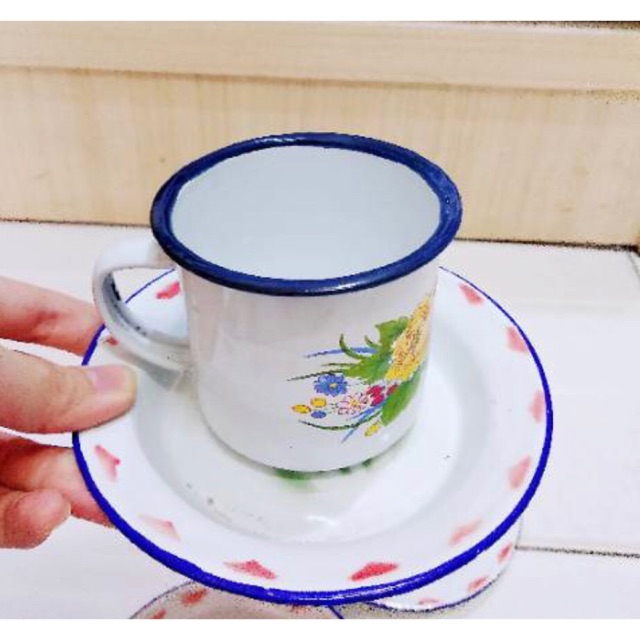 Jual Satu set cangkir seng jadul dan lepen (cangkir motif/polos ...