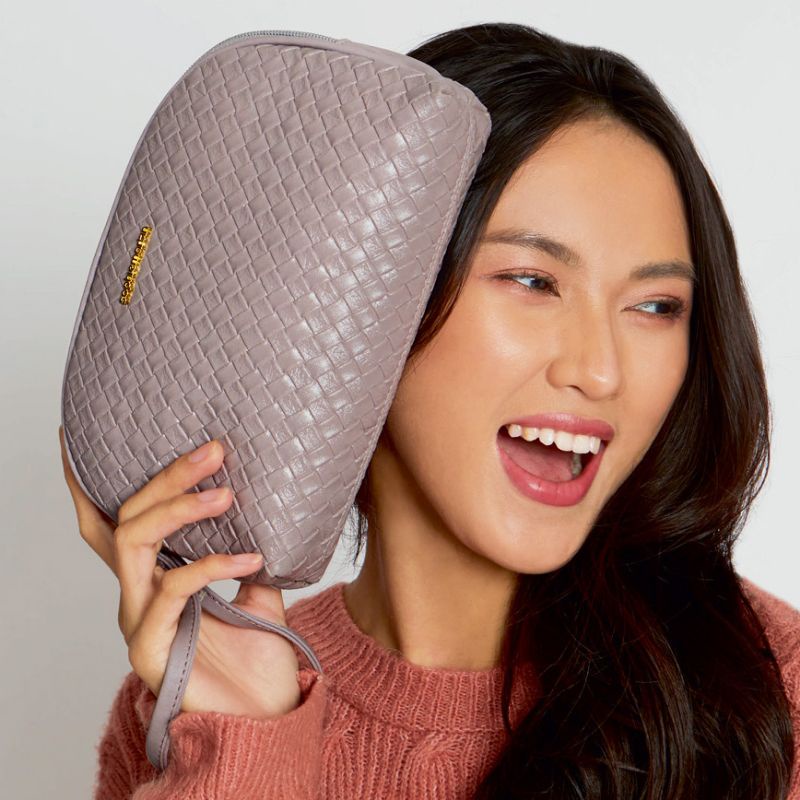 Jual LESLIE GREY POUCH | Shopee Indonesia