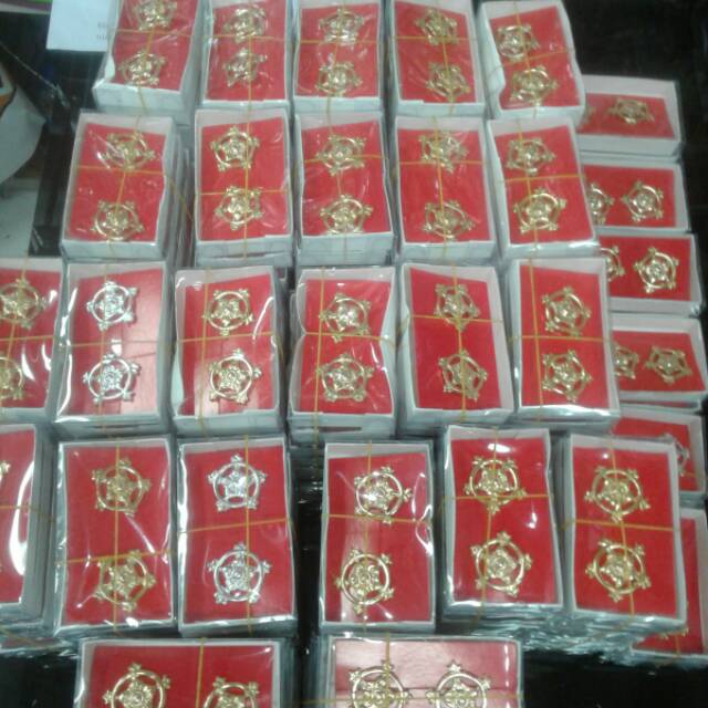 Jual Pin kerah ( monogram ) | Shopee Indonesia