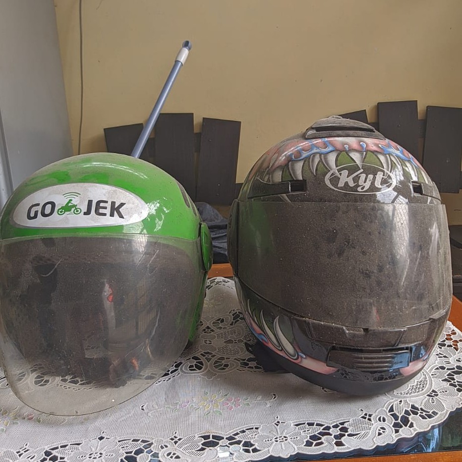 Jual JUAL CEPAT!! HELM BEKAS KYT DAN GOJEK | Shopee Indonesia