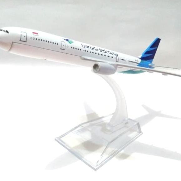 Jual Pesawat Diecast Miniatur Garuda Indonesia Boeing 777-300Er | Shopee Indonesia