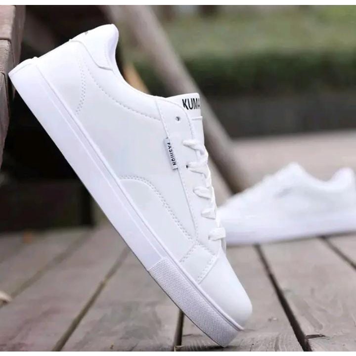 Jual sepatu pria sneakers olahraga putih polos kekinian | Shopee Indonesia