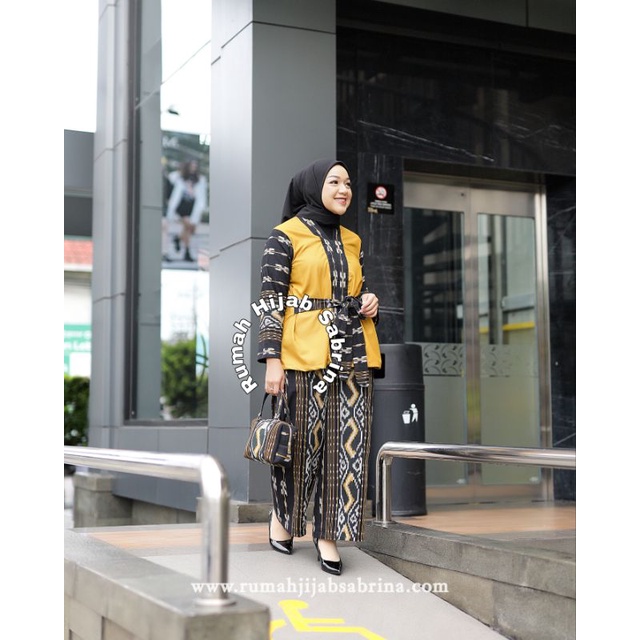 Jual SABRINA TENUN - AURORA SET BLACK GOLD(BLOUSE & PANTS) | Shopee ...