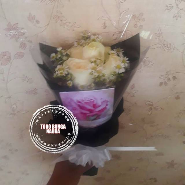 Jual Buket bunga wisuda /hand bucket/mawar putih | Shopee Indonesia