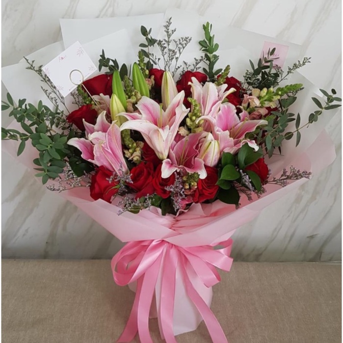 Jual Roses and Lilies // Fresh Flowers Hand Bouquet // Buket Bunga ...