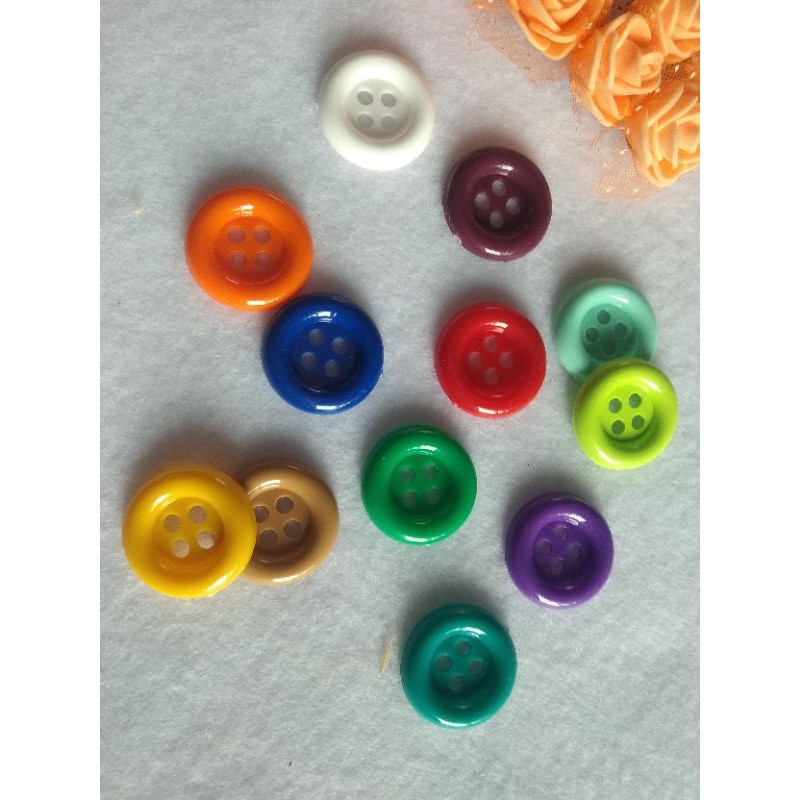 Jual Kancing Plastik Baju Ukuran 2,5cm Berbagai Macam Warna - Kancing ...