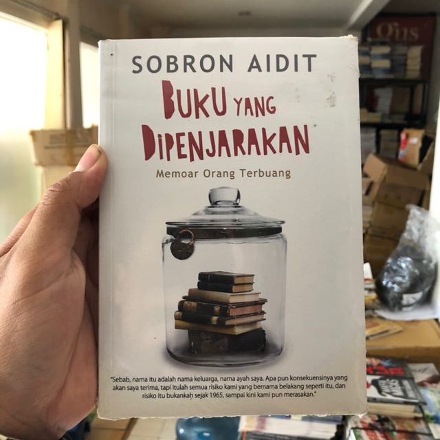 Jual Buku Yang Dipenjarakan : Memoar Orang Terbuang - Sobron Aidit ...