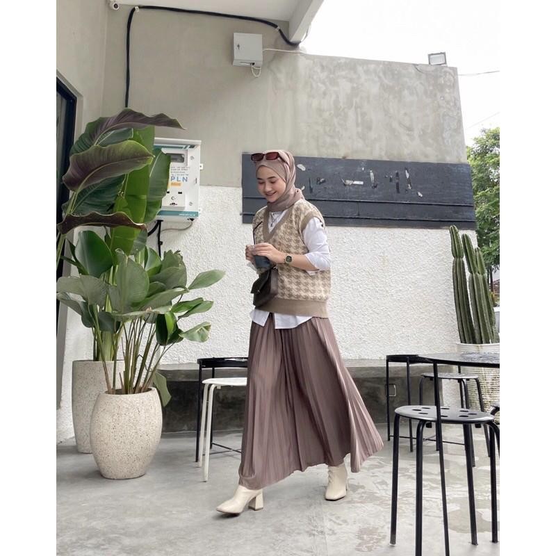 Jual Ah In ROMPI Style Korea / Rompi korea / Vest Knitt Korean | Shopee ...