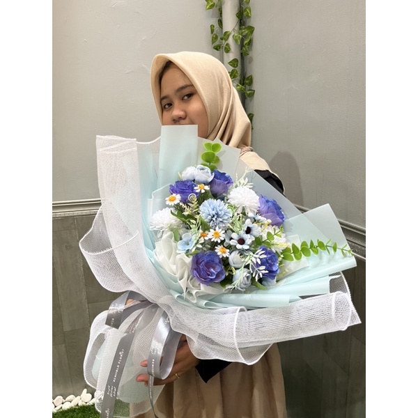 Jual Echiiglo Huggable bouquet Midnight blue mix flower bouquet bunga ...