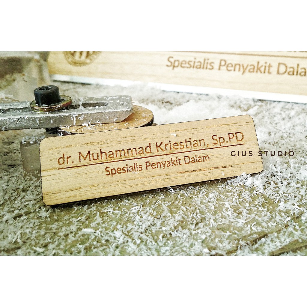 Jual Nametag magnet | nama dada kayu gravir unik DENGAN LAPISAN AKRILIK ...