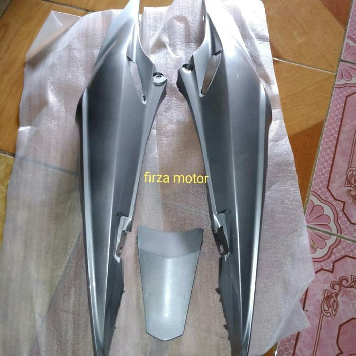Jual COVER BODY BELAKANG MOTOR HONDA REVO LAMA WARNA SILVER BODI REVO ...