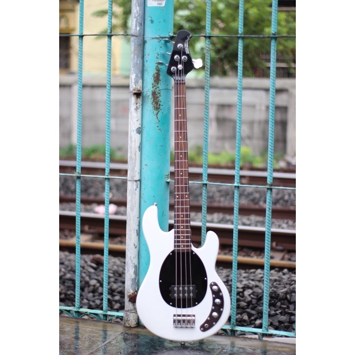Jual Gitar Bass Listrik / Elektrik Musicman Stingray Putih Bonus Kabel ...