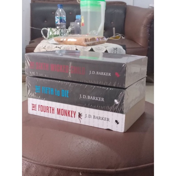 Jual The Fourth Monkey - J D Barker full set Bahasa Indonesia | Shopee ...