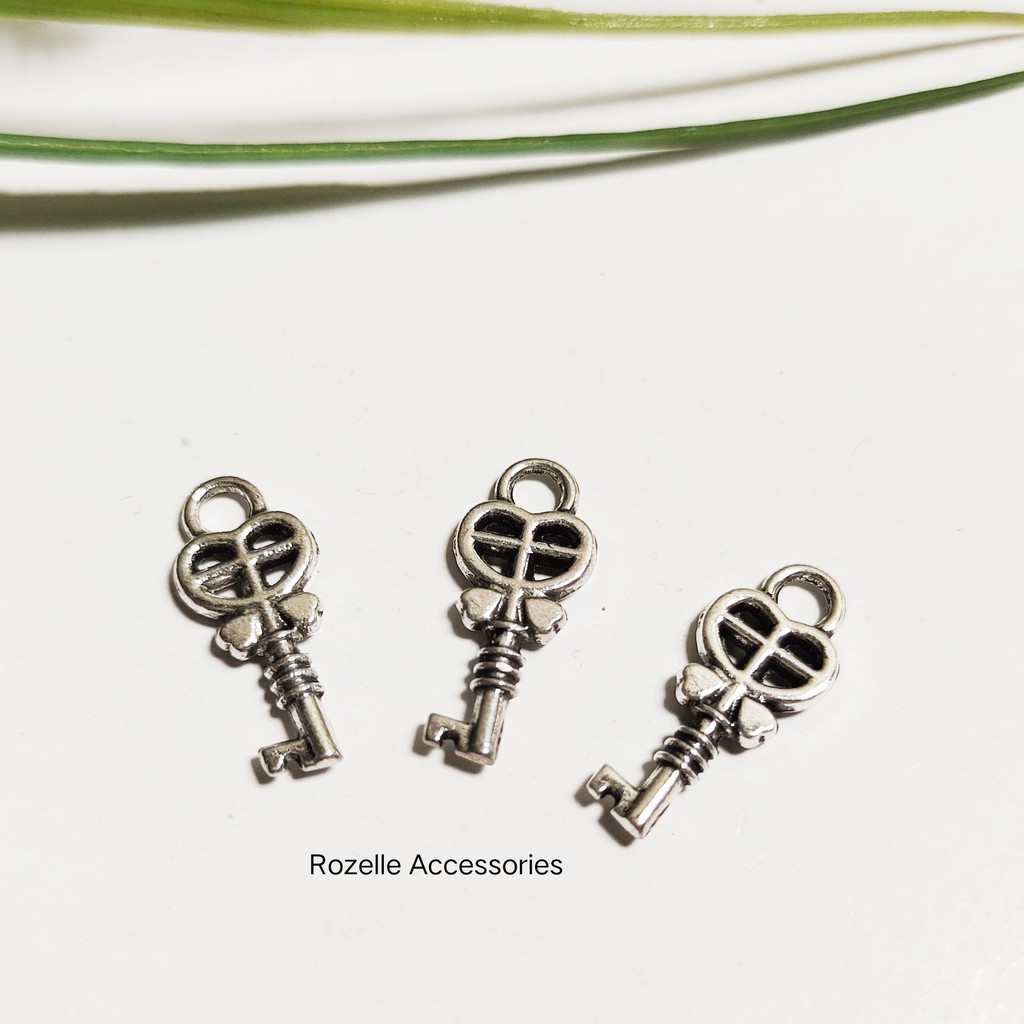 Jual 3 PCS CHARM BANDUL LIONTIN BENTUK KUNCI MINI | Shopee Indonesia