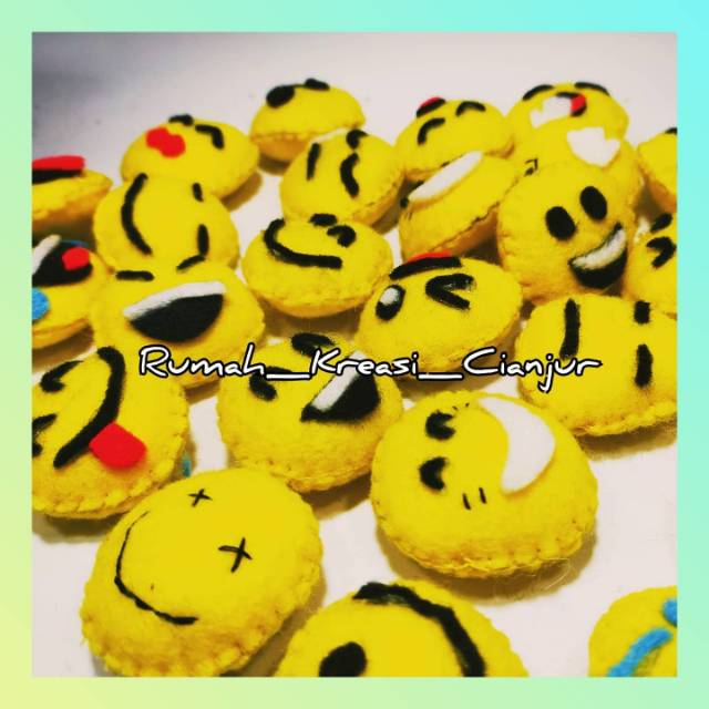 Jual Pin Emoticon / Gantungan Kunci Emoji | Shopee Indonesia
