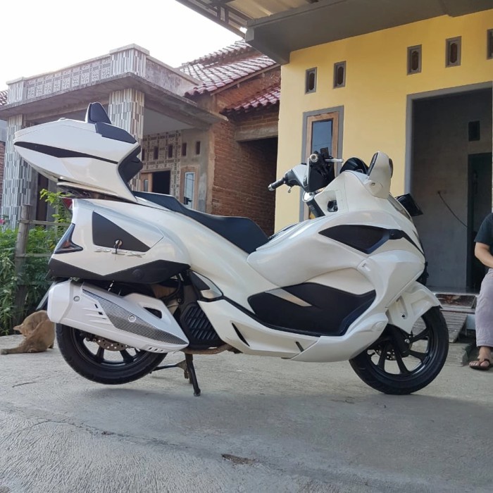 Jual Modifikasi honda pcx lokal 150 baby goldwings warna putih | Shopee ...