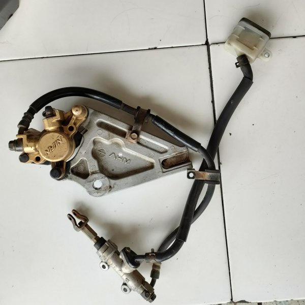Jual master rem set kaliper pala babi breket cakram rem belakang nissin ori original honda supra ...