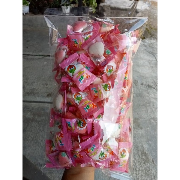 Jual 250gram Permen Yupi Strawberry Kiss Love Kenyal Makanan Ringan ...