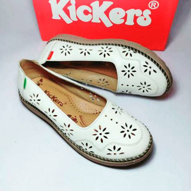 Jual Sepatu kickers cewek slip on full putih bahan motif batik bunga ...