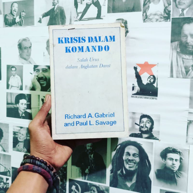 Jual Krisis dalam Komando: Salah Urus dalam Angkatan Darat by Richard A ...