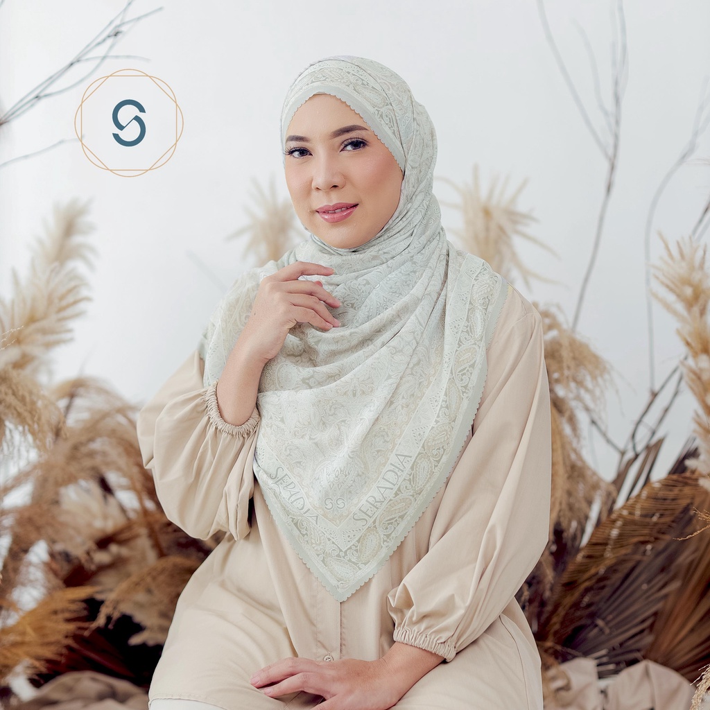Jual SD30 Seradia x Fitrop - Hijab Segi Empat Tasanee Scarf | Shopee Indonesia