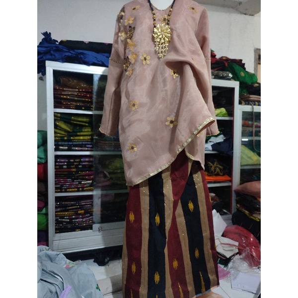 Jual baju bodo modern motif matahari ( baju dengan sarung) | Shopee ... Jual baju bodo modern motif matahari ( baju dengan sarung) | Shopee ...
