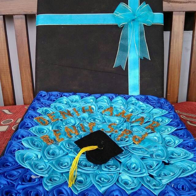 Jual Buket bunga wisuda Flower Box nama plus Asesoris Topi | Shopee ...