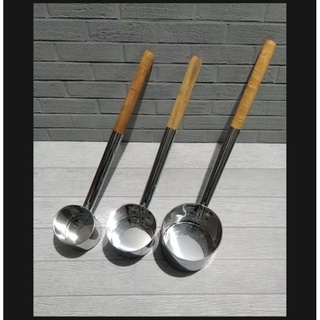 Jual Gayung Air Stainless Panjang Gagang Kayu / Gayung Tradisional ...