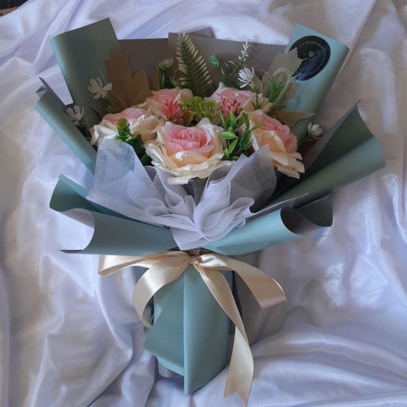 Jual bucket bunga palsu/artificial flower premium/hadiah wisuda sempro ...