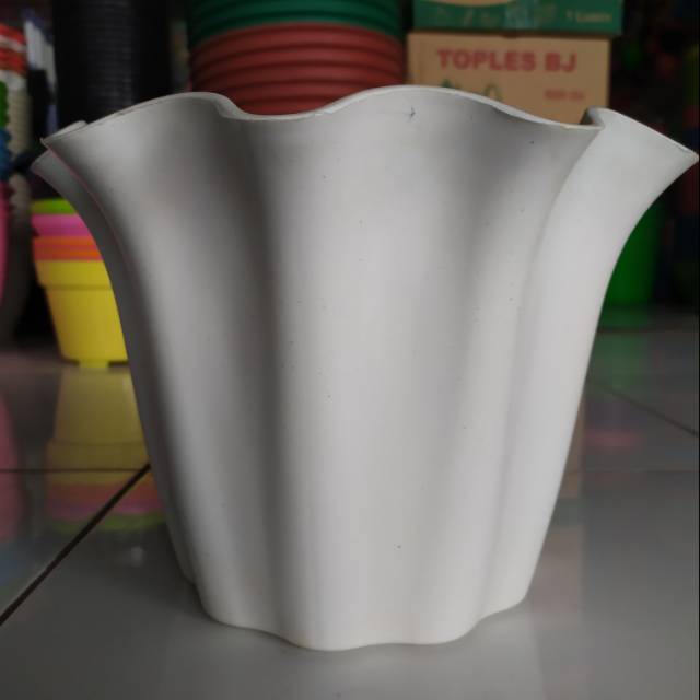Jual Pot bunga plastik ukuran 20 dan 25 primadona warna putih | Shopee ...