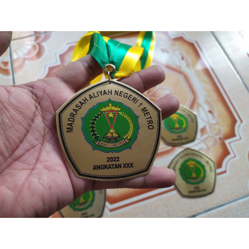 Jual Mendali kalung wisuda kuningan Tanpa Resin | Shopee Indonesia