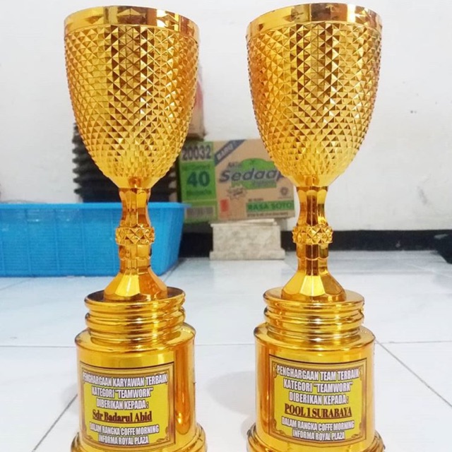 Jual PIALA EMAS ( 32 cm ) Piala Cup Kristal | Shopee Indonesia