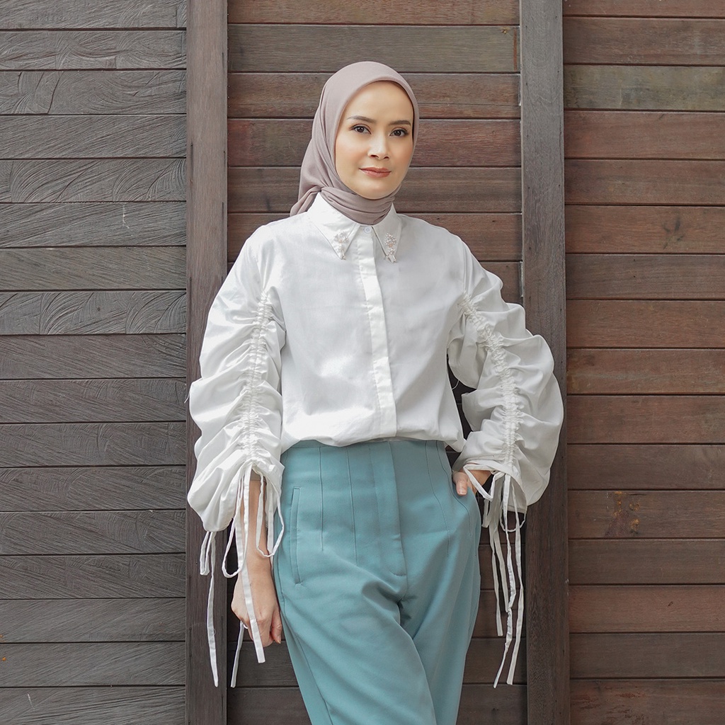Jual Jenna & Kaia - Niyara Top Broken White | Shopee Indonesia