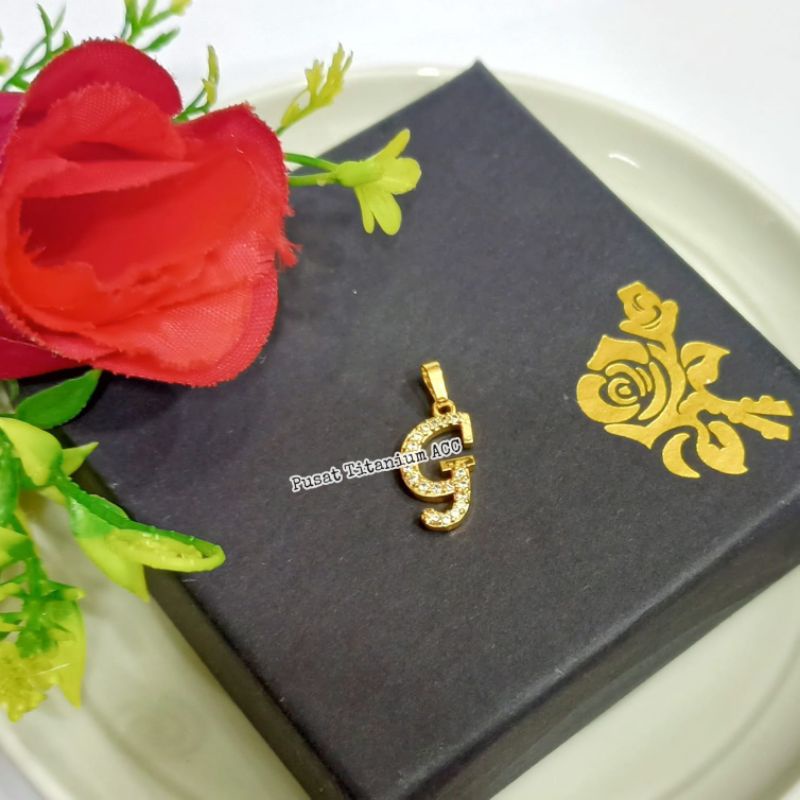 Jual LIONTIN TITANIUM HURUF FULL DIAMOND PERHIASAN SYANTIK LOGAM EMAS ...