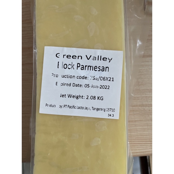 Jual Green Valley Parmesan Blok / Keju Parmesan Cheese / Keju Parmesan ...