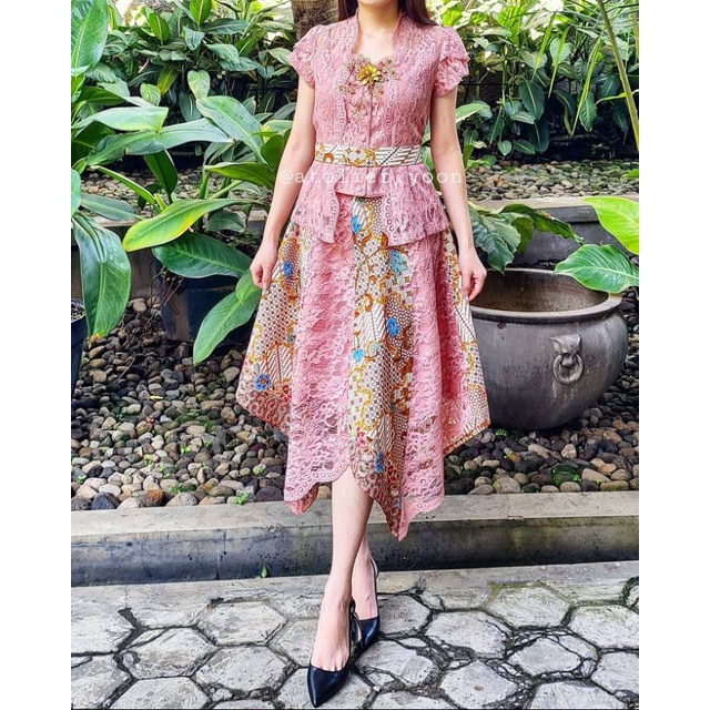 Jual SET kebaya dusty pink, pat skirt batik, dan brooch (set free obi ...