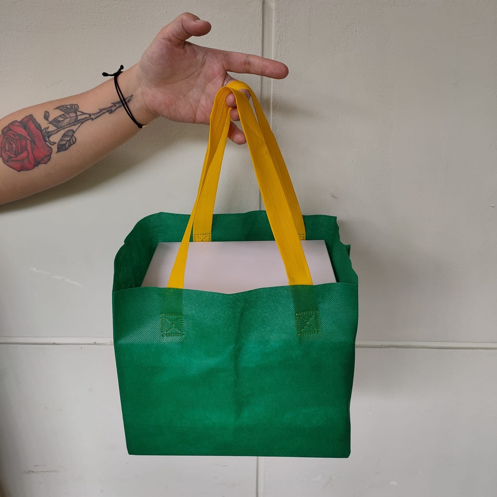 Jual Tas spunbond box 22x22 20x20 motif pita / tas spunbond box motif ...