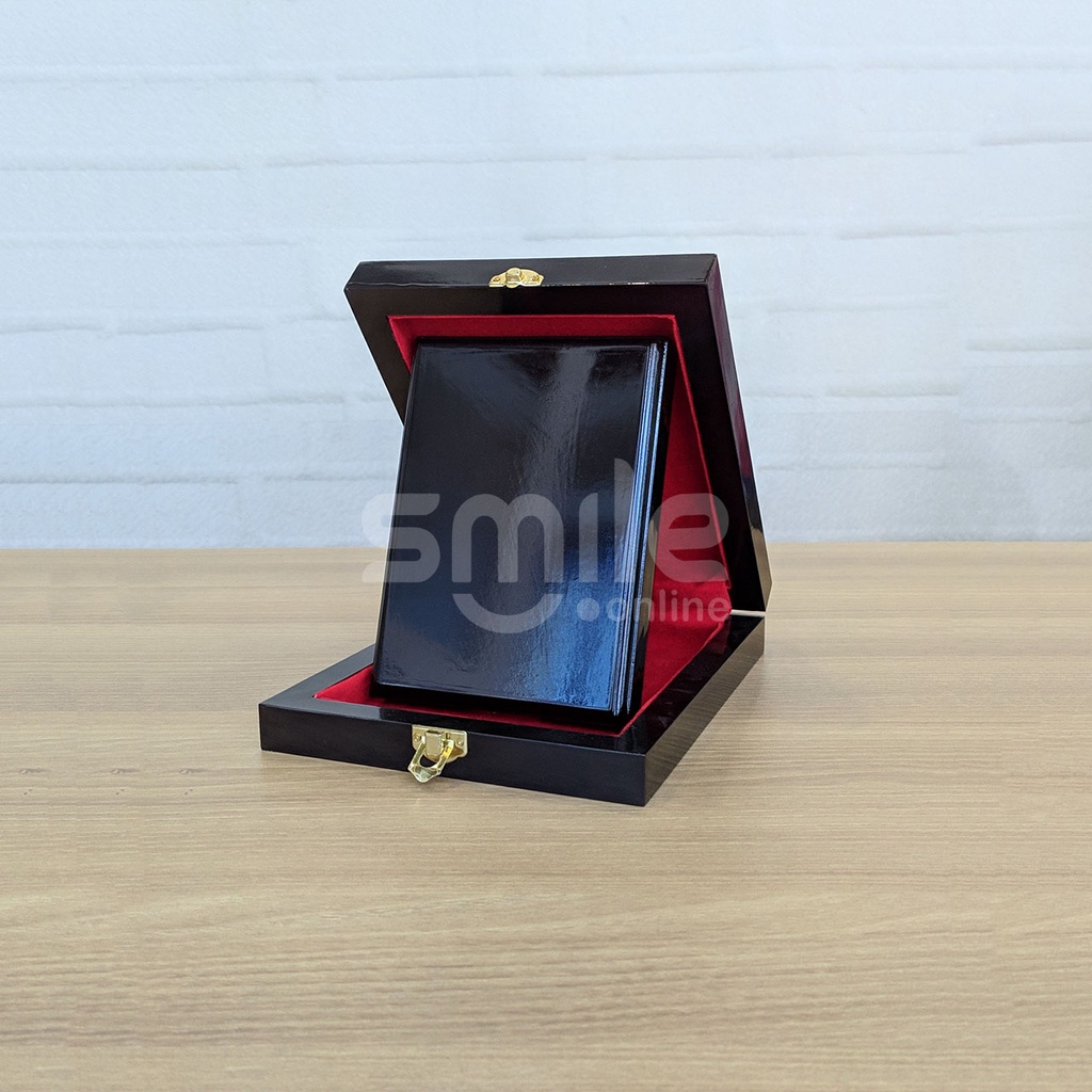 Jual Souvenir Plakat Kayu+Box Beludru Piagam Tropi Hadiah Plakat ...